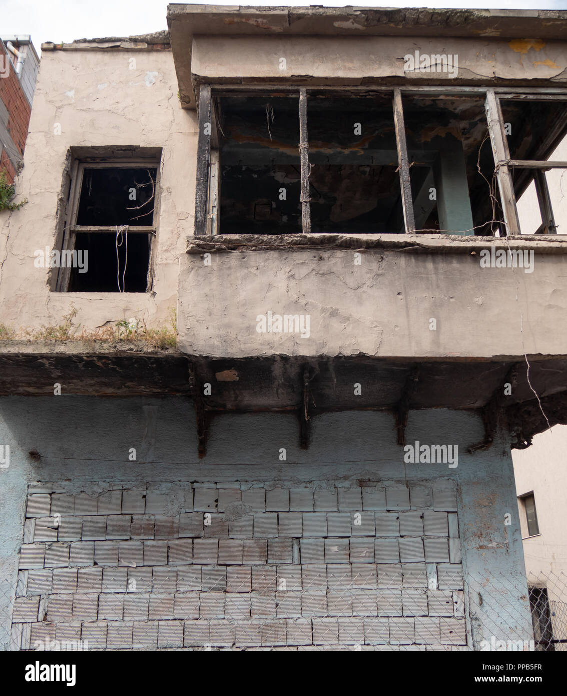 Old ruined wall building facade hi-res stock photography and images - Alamy