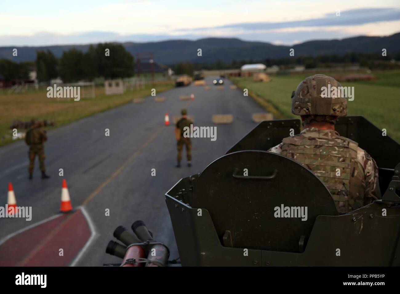 Soldier manning checkpoint hi-res stock photography and images - Alamy