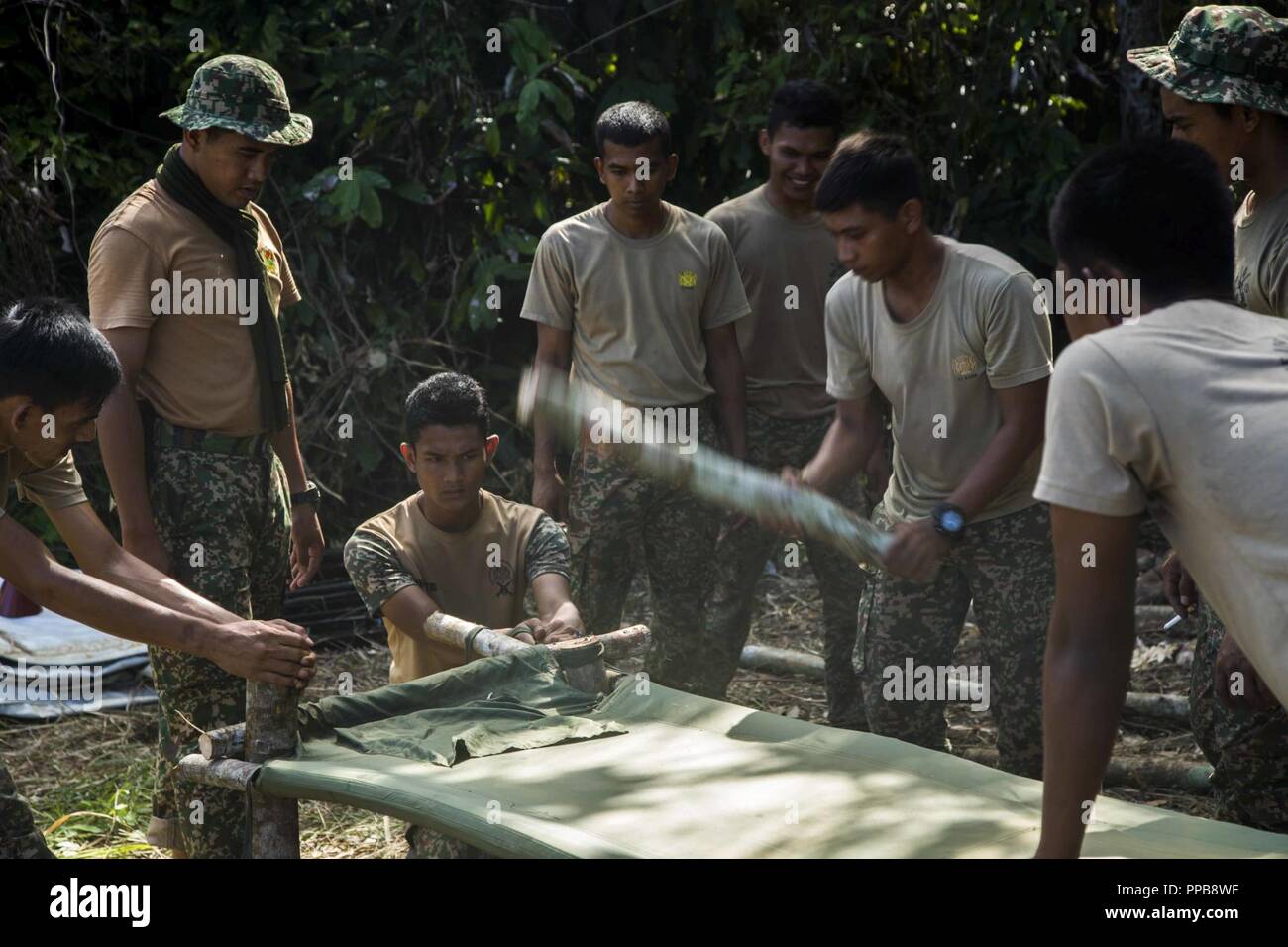 TANDUO BEACH, Malaysia – Malaysian Armed Forces show U.S. Marines with ...