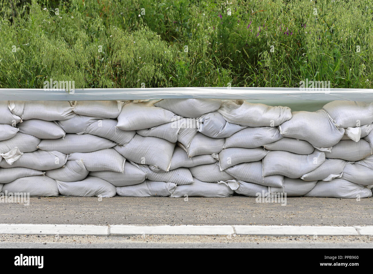 Wall of sandbags and tarp for flood protection Stock Photo - Alamy