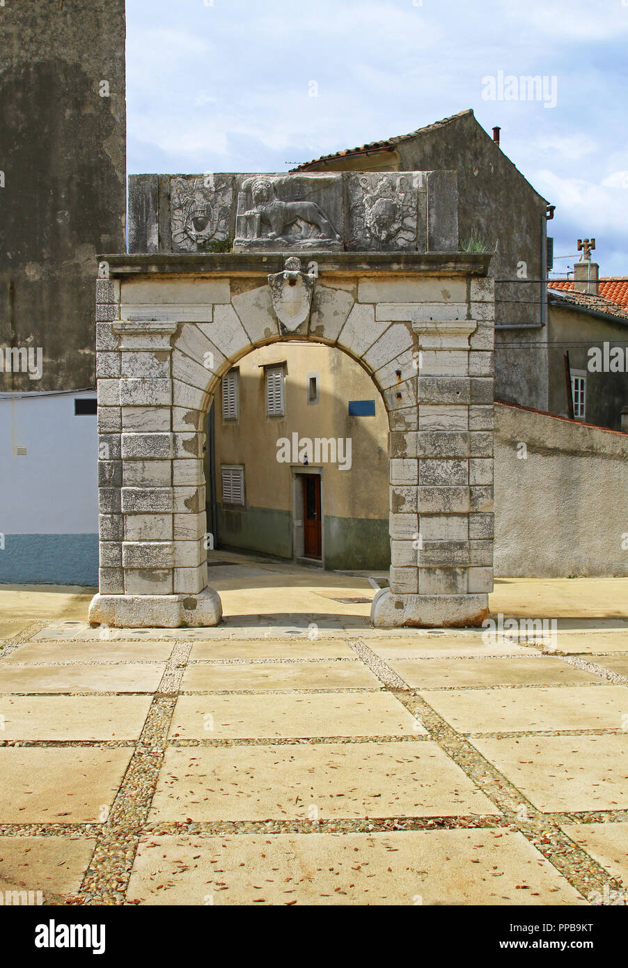 Medieval arch gate entrance to Cres town Stock Photo - Alamy