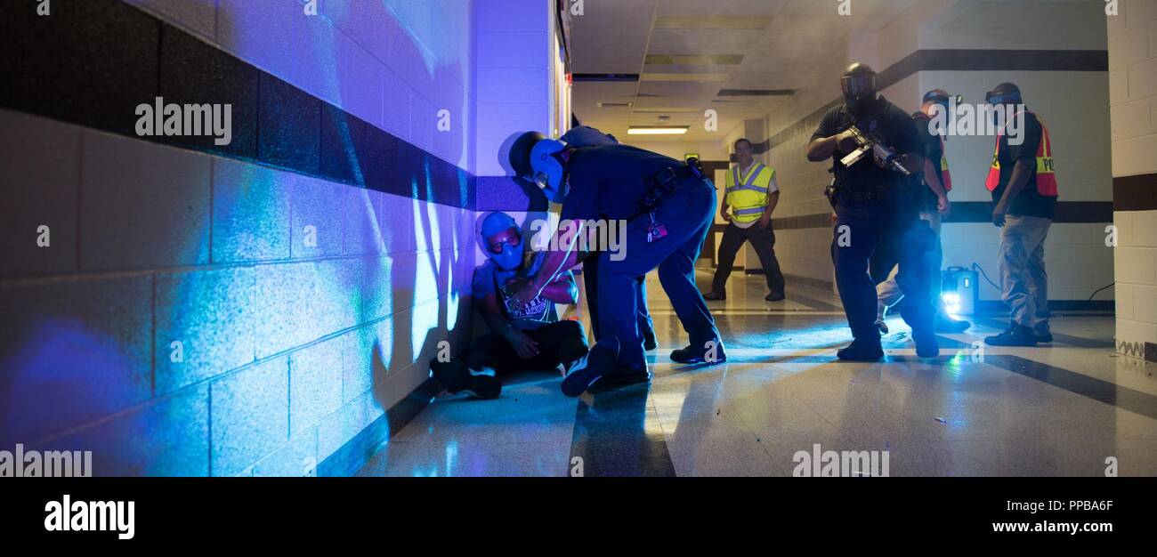 Soldiers from 289th Military Police Company and 947th Military Police ...