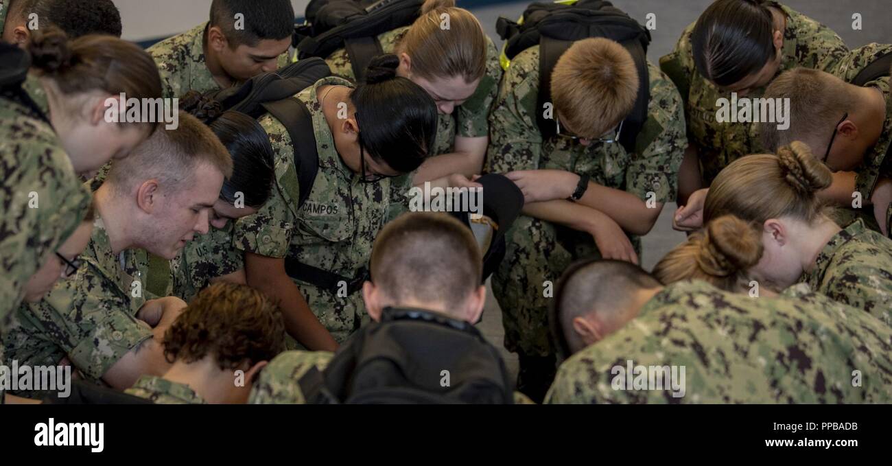 GREAT LAKES, Ill. (Aug. 19, 2018) Recruits pray together after a ...