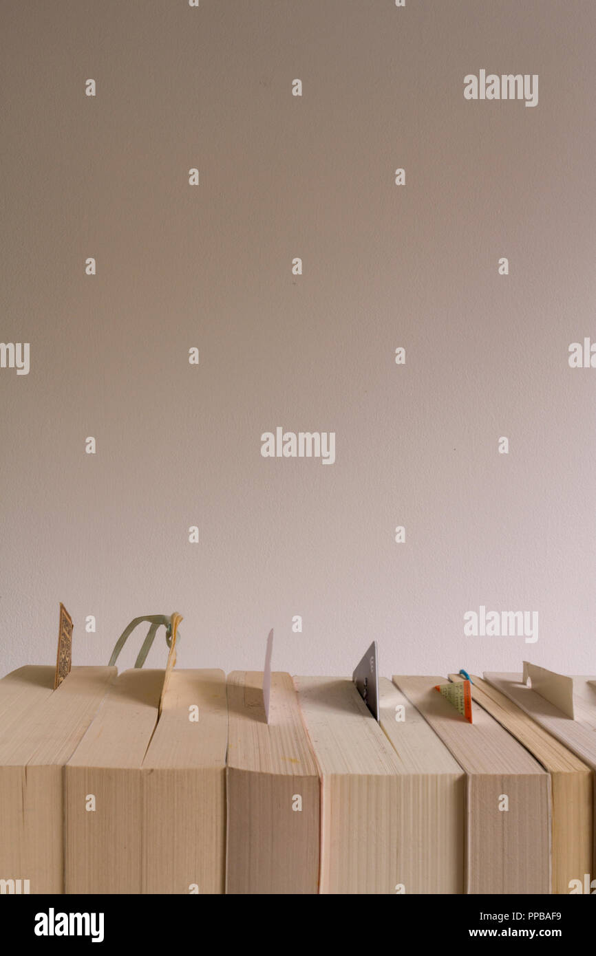 Books in line hi-res stock photography and images - Alamy