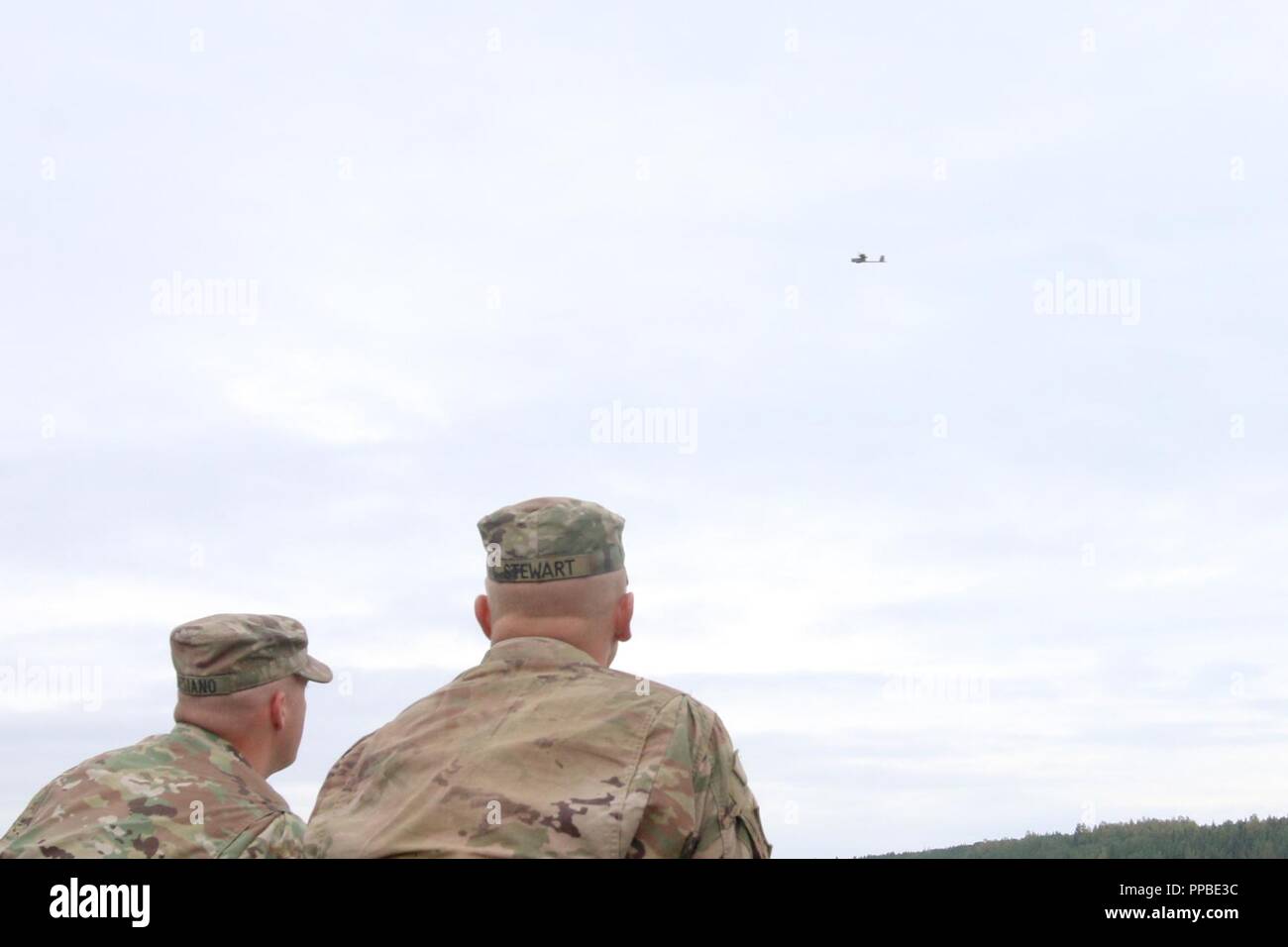 Paratroopers with Headquarters, Headquarters Company, 725th Brigade ...