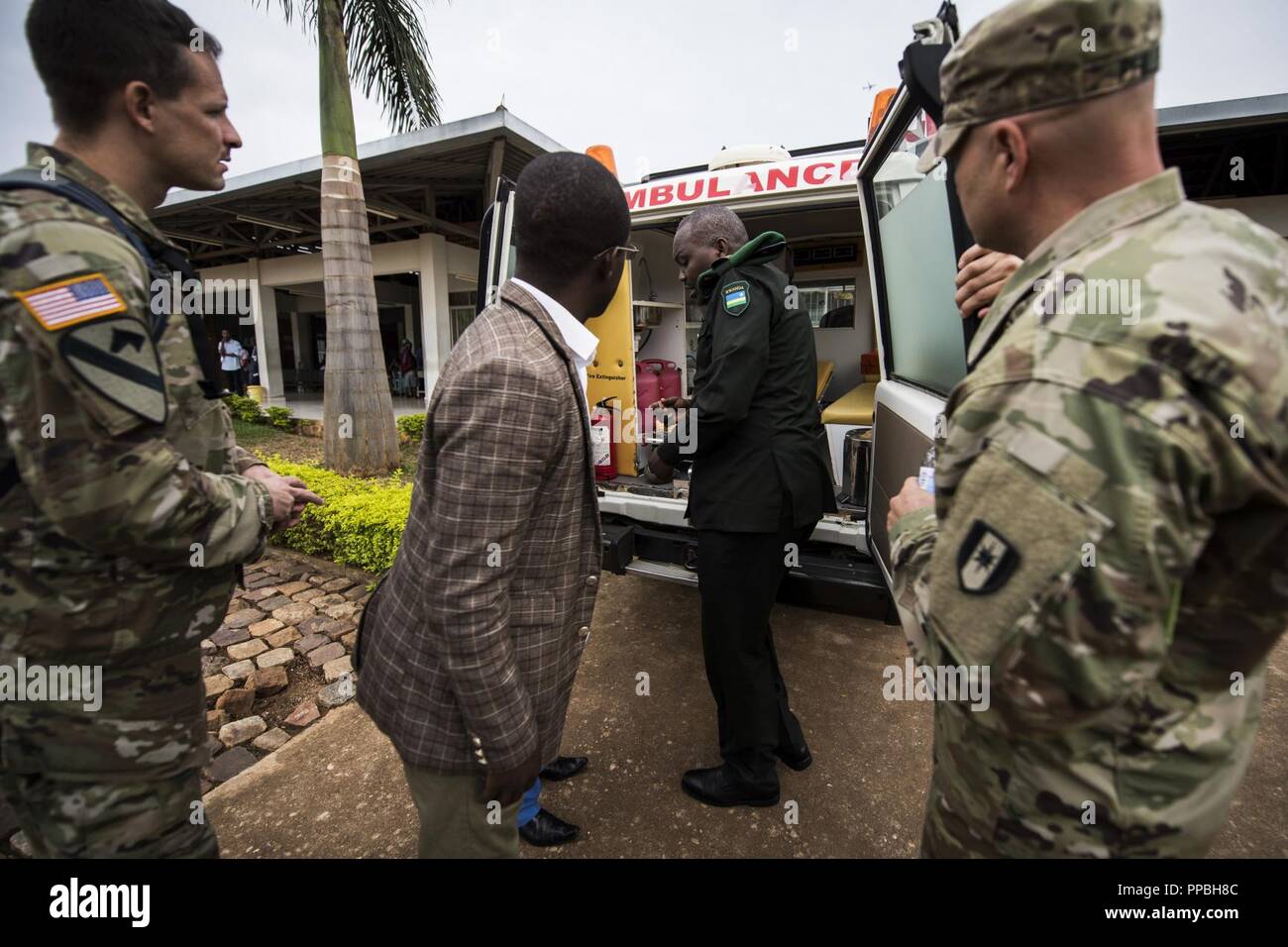 Soldiers from the U.S. Army's 28th Combat Support Hospital and the ...