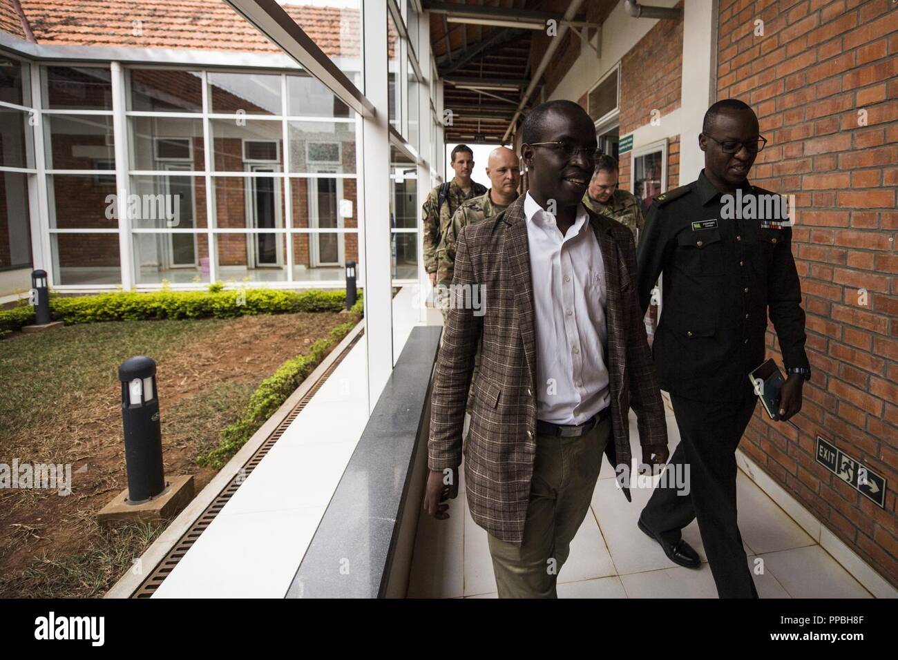 Soldiers from the U.S. Army's 28th Combat Support Hospital and the ...