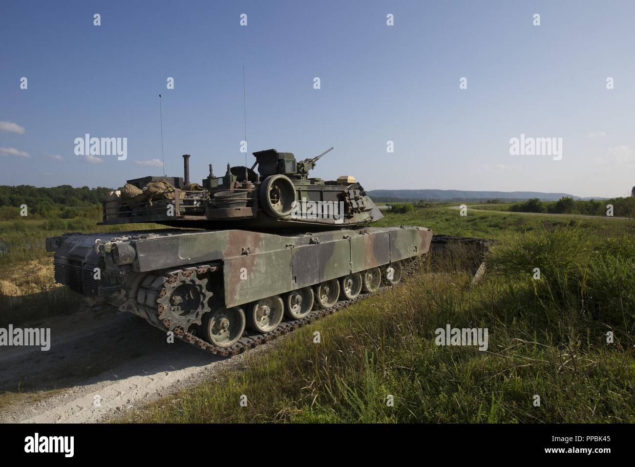 Marines from 4th Tank Battalion standby to start live fire practice ...