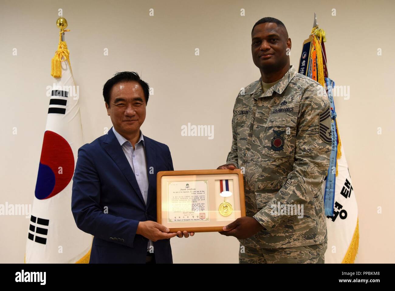 Jang-Seon, Jung, Pyeongtaek City mayor, presents Chief Master Sgt ...