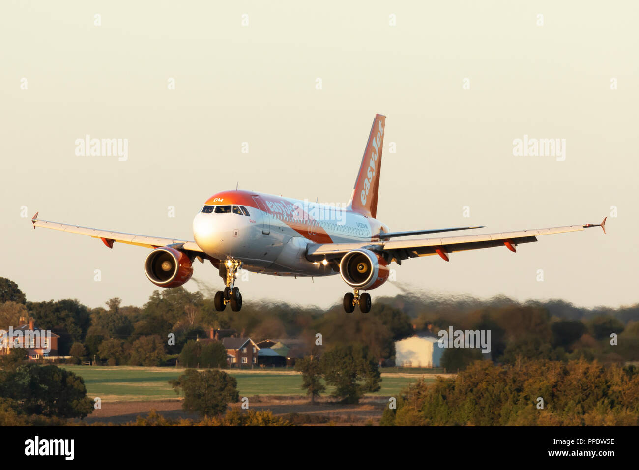 Luton airport easyjet hi-res stock photography and images - Alamy