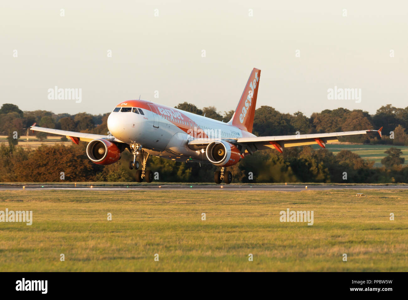 Luton airport easyjet hi-res stock photography and images - Alamy