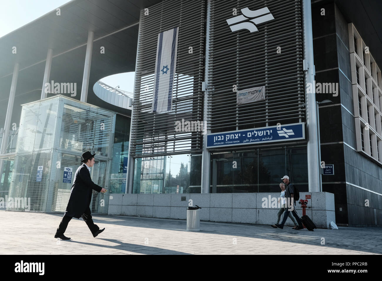 Jerusalem, Israel. 25th September, 2018. Commuters navigate Jerusalem's ...