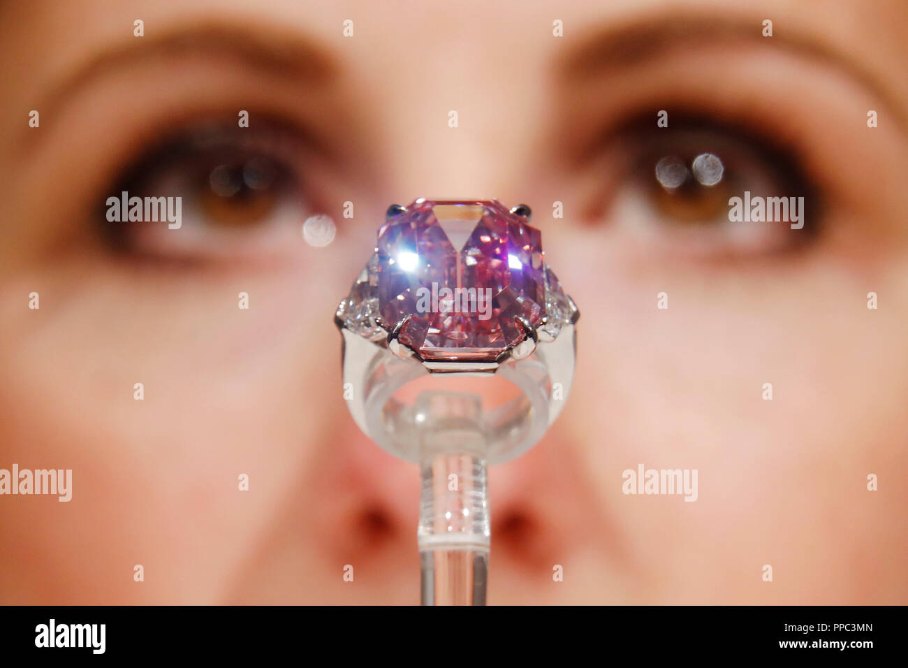 London, UK. 25th Sep 2018. Rachel Evans-Omeyer, jewellery specialist ...