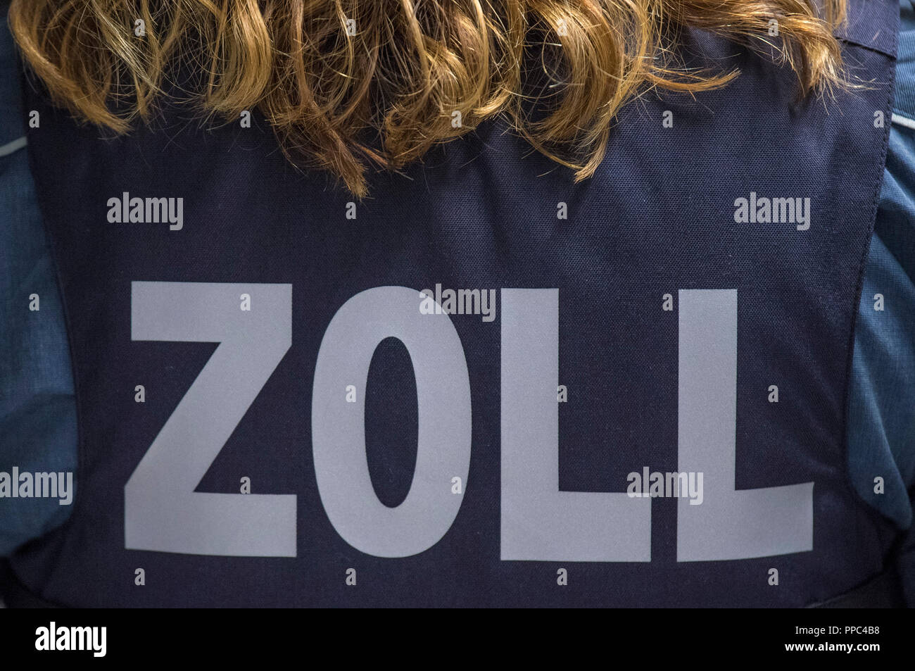 25 September 2018, Hessen, Frankfurt/Main: "Zoll" is written on the ...