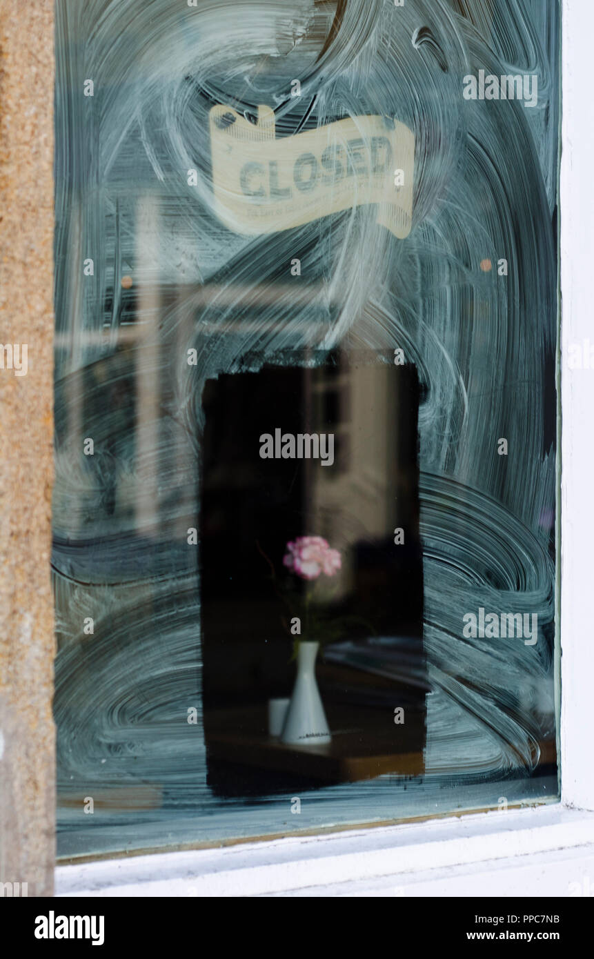 White window closed down shop hi-res stock photography and images - Alamy