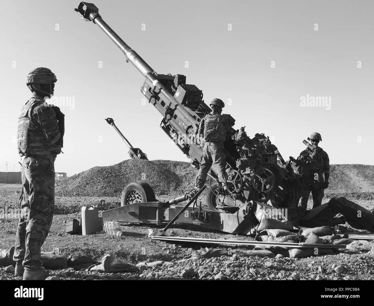 Us army field artillery howitzer Black and White Stock Photos & Images ...