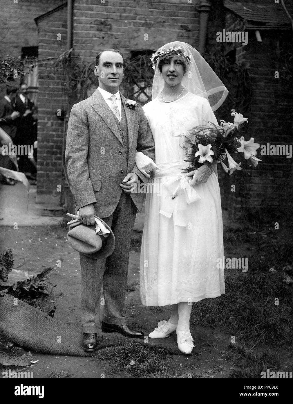 Taller woman wedding hi-res stock photography and images - Alamy