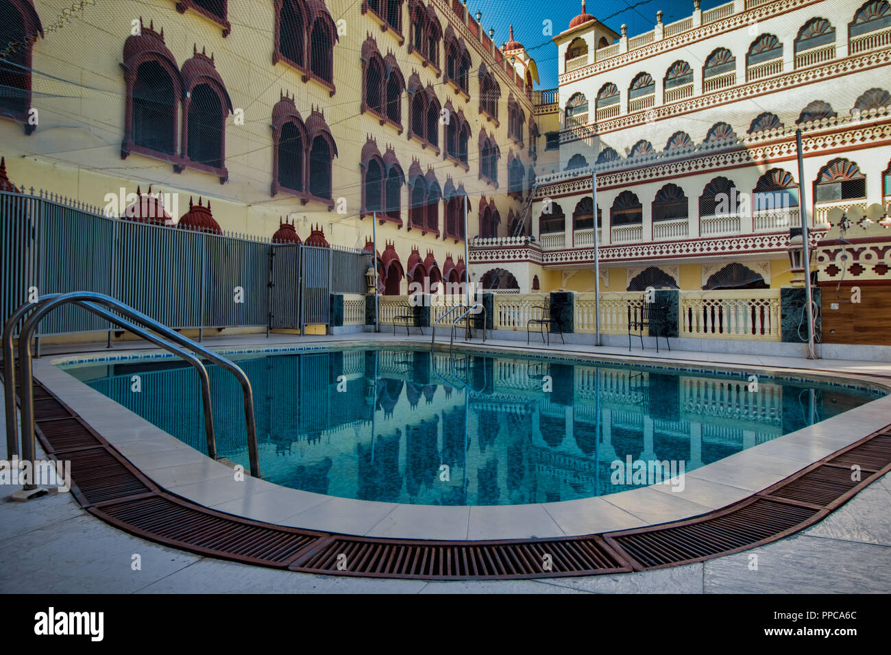 Reflections pool architecture hi-res stock photography and images - Alamy