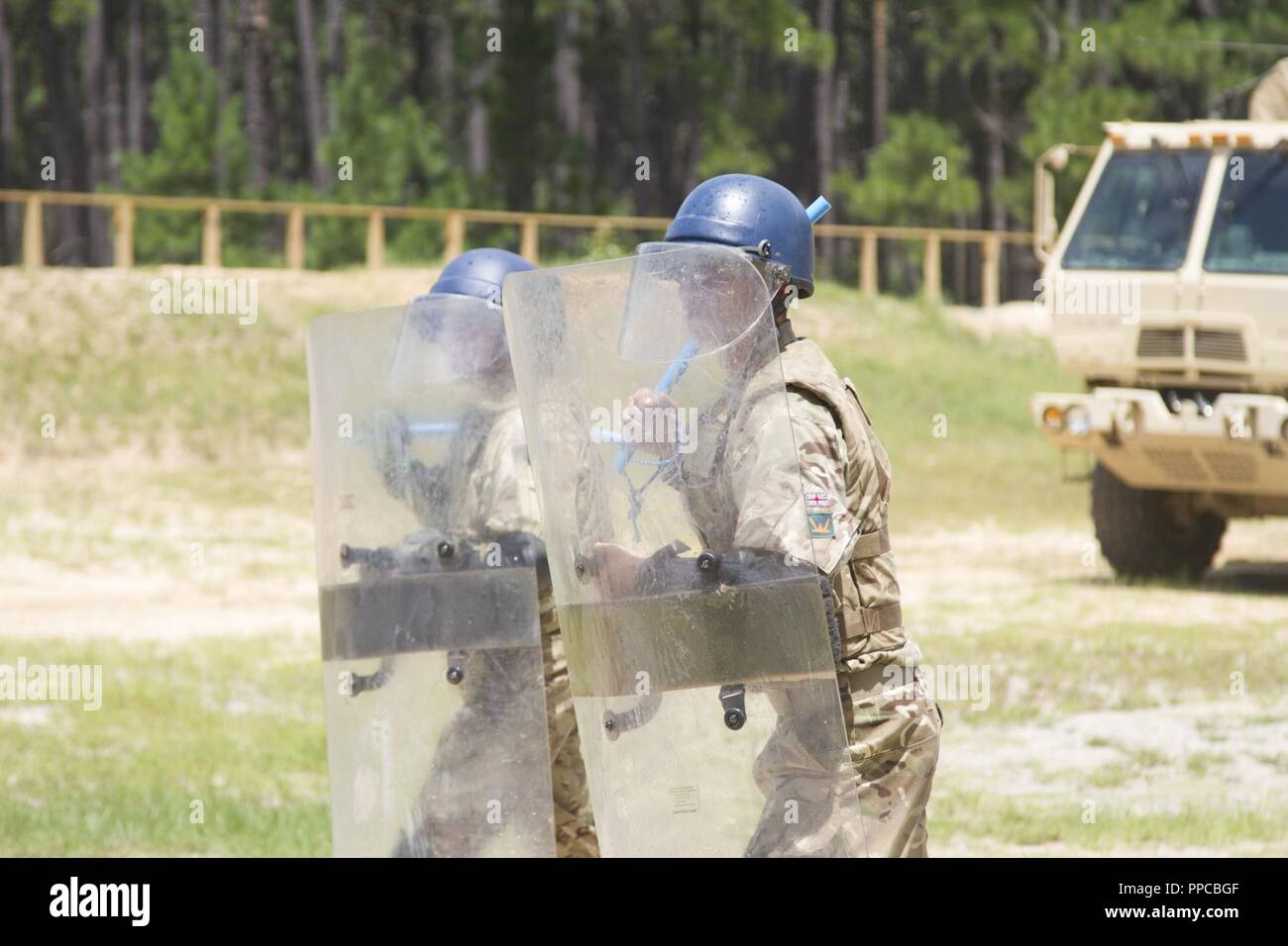 British army soldiers in riot hi-res stock photography and images - Alamy