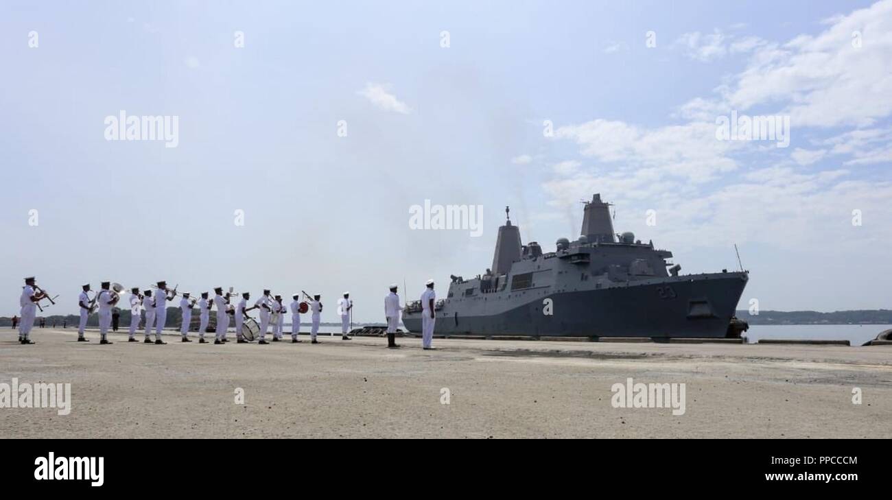TRINCOMALEE, SRI LANKA (August 24, 2018) The Sri Lankan Navy stands in ...
