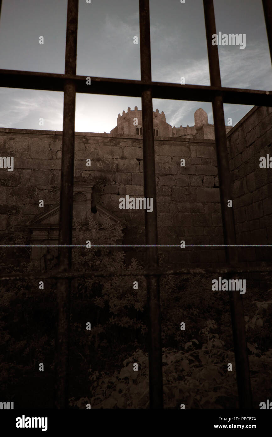 Medieval prison bars hi-res stock photography and images - Alamy