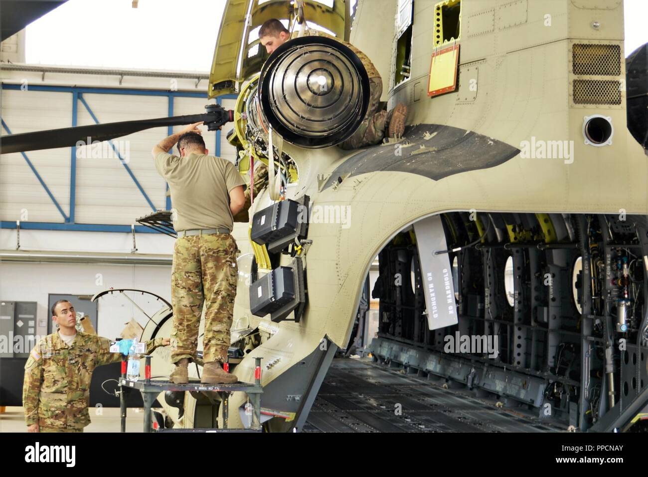 400 hours phase maintenance on an ch 47 chinook helicopter hi-res stock ...
