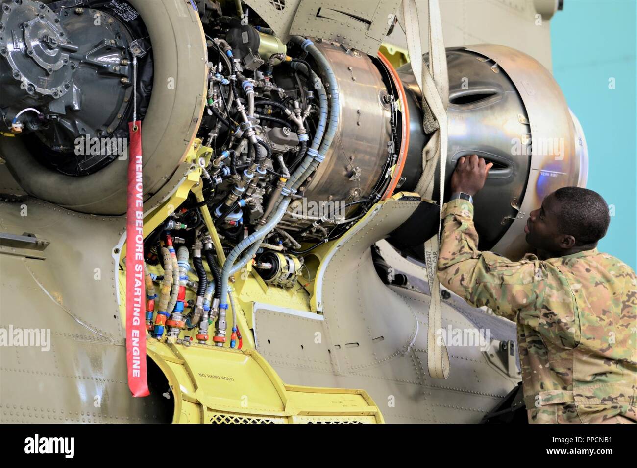 400 hours phase maintenance on an ch 47 chinook helicopter hi-res stock ...
