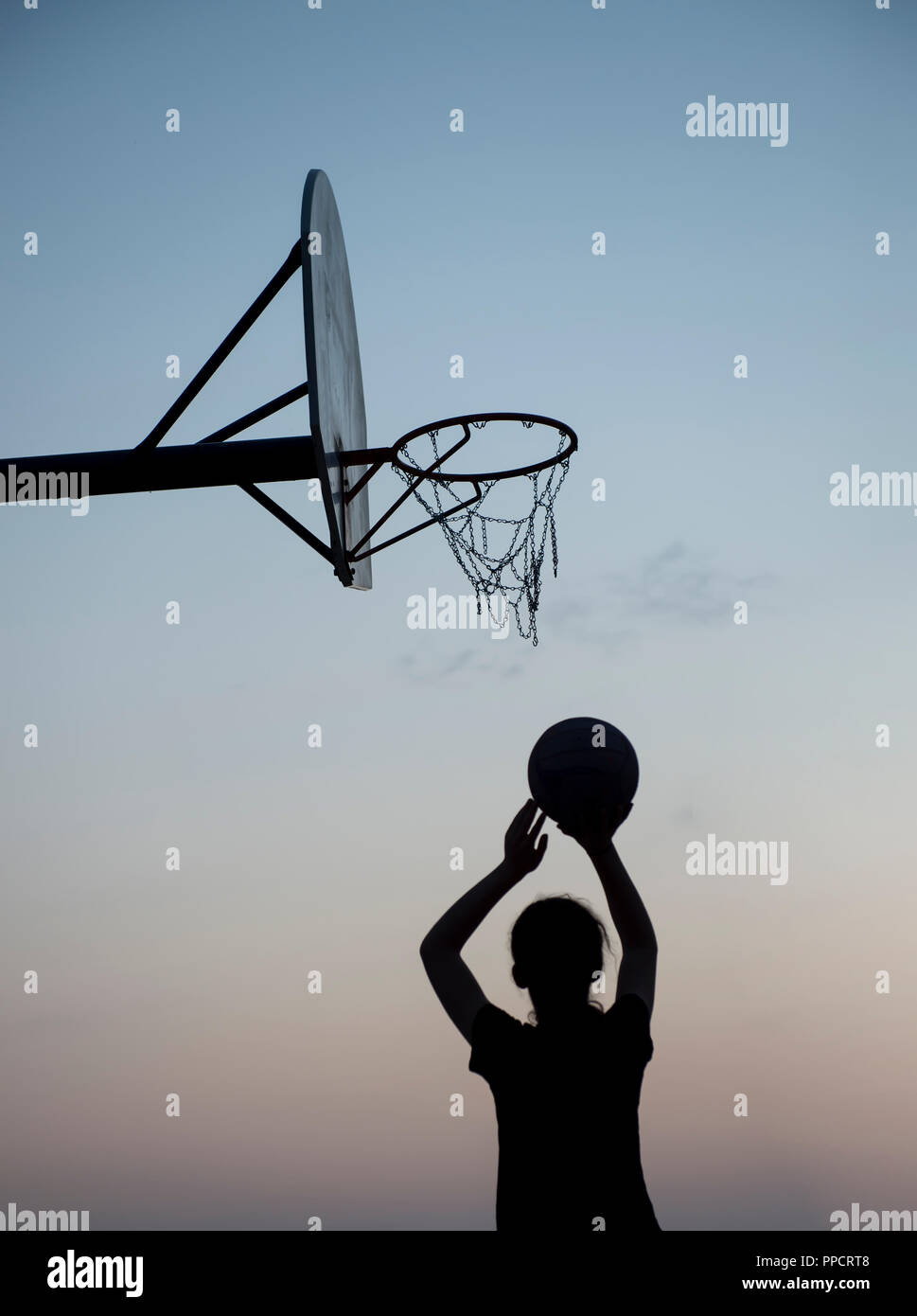 Silhouette Basketball player shooting a Basketball Stock Photo - Alamy