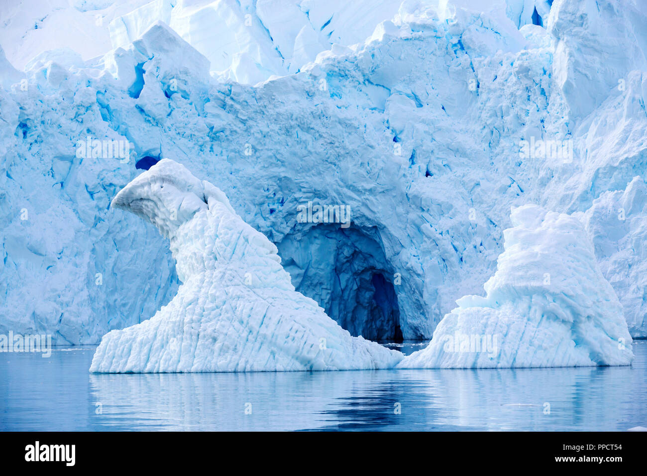 Ice sculpture bird hi-res stock photography and images - Alamy
