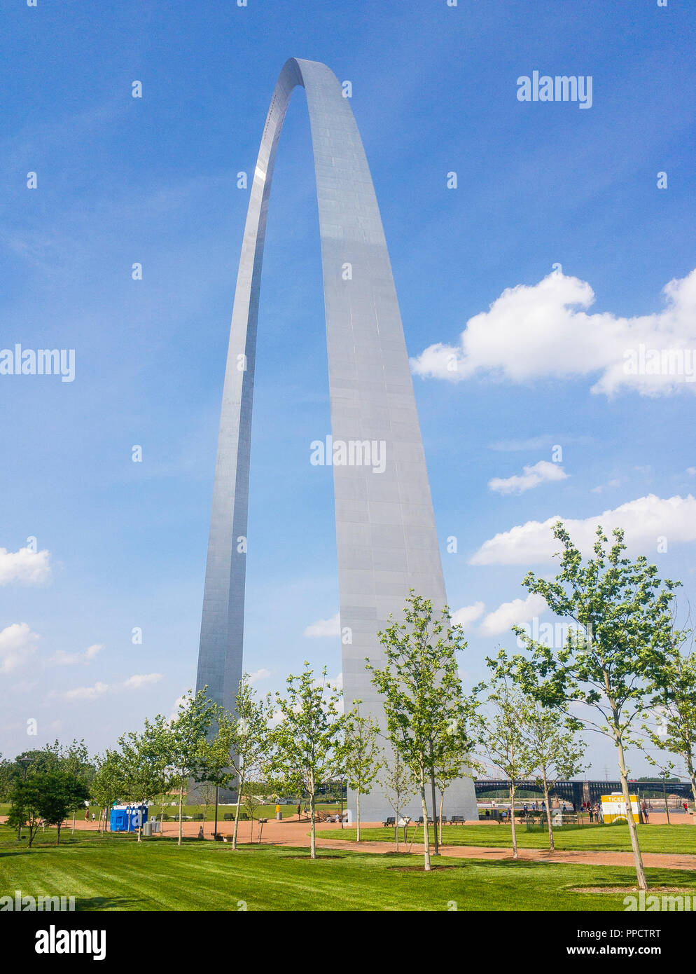 Trees in front of Gateway Arch standing against sky, St Louis, Missouri ...
