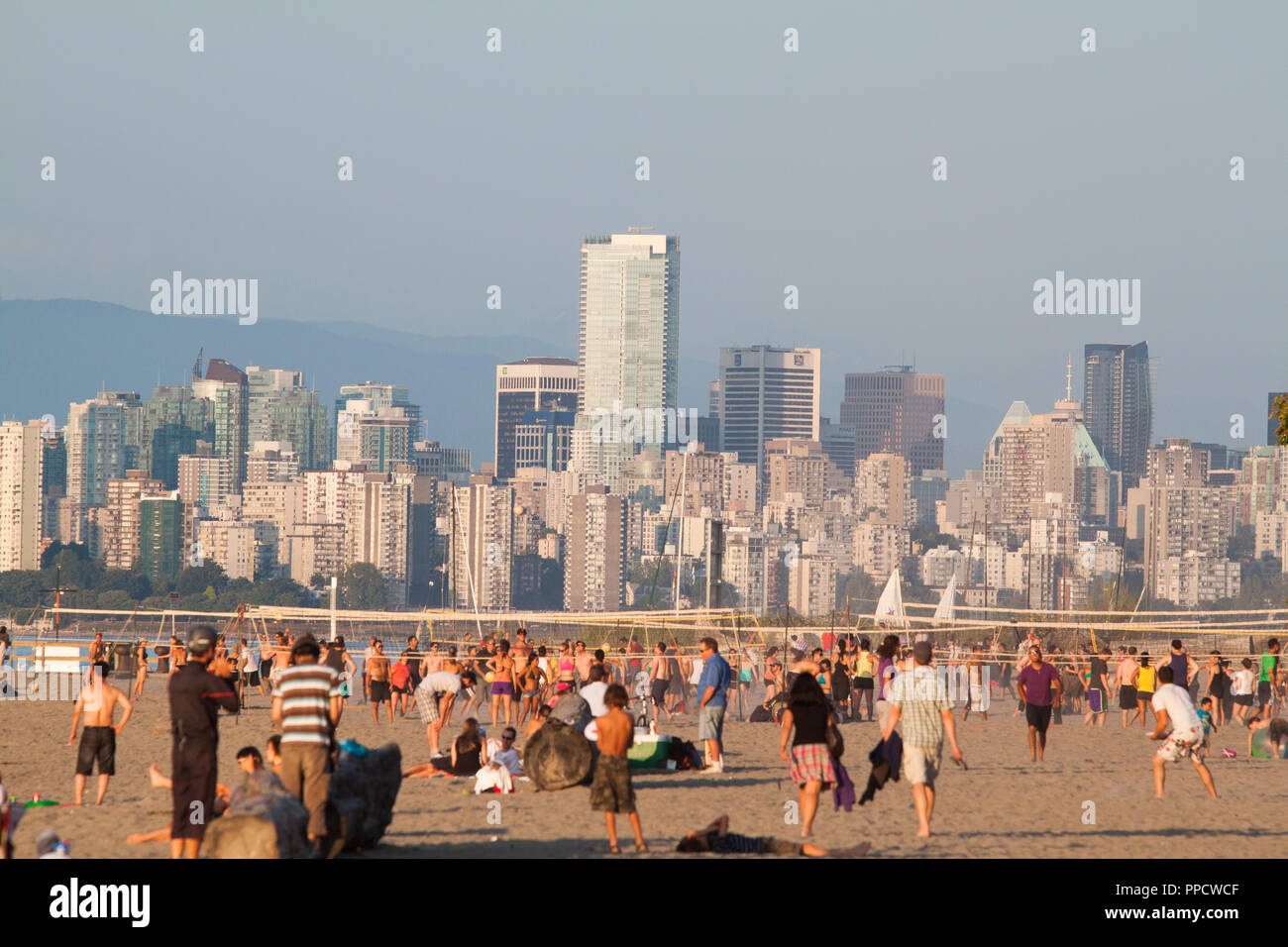 Crowd on beach hi-res stock photography and images - Alamy