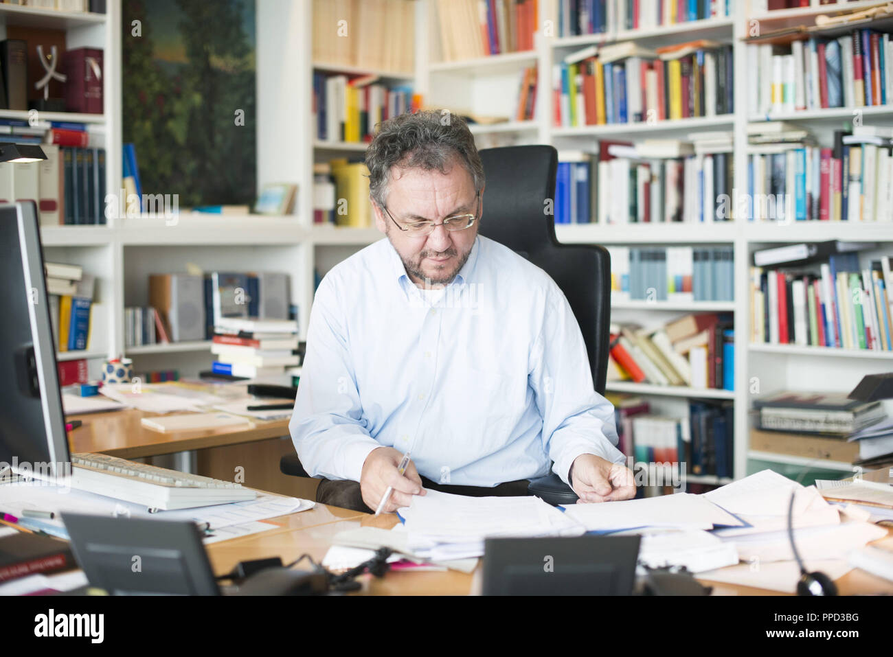 The newspaper managing editor hi-res stock photography and images - Alamy