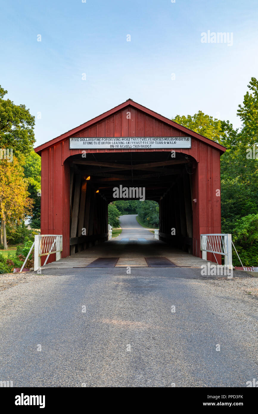 Red bridge architecture hi-res stock photography and images - Alamy