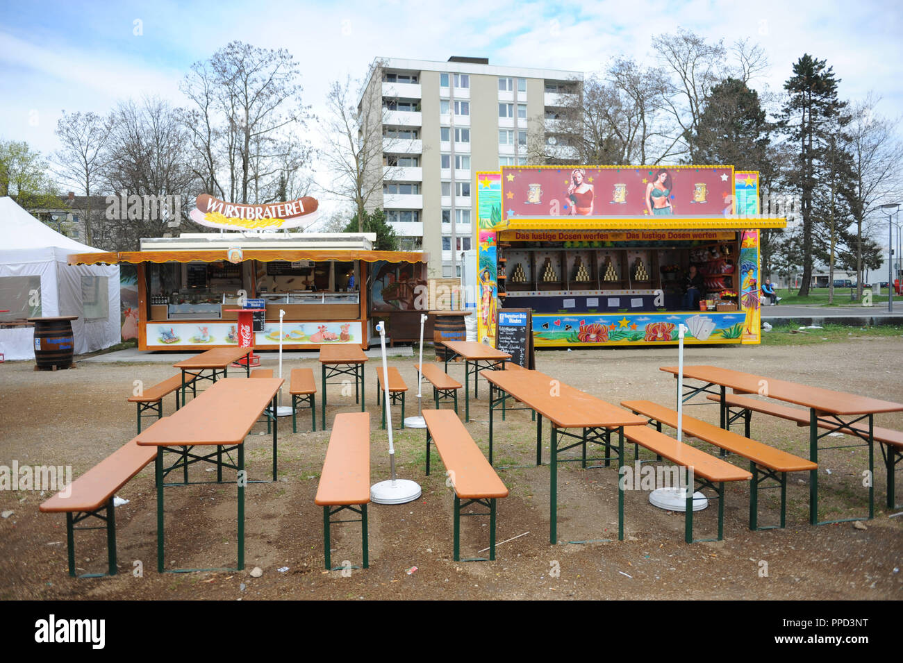 Bad weather and sparse attendance at the fair next to the Mira mall in ...