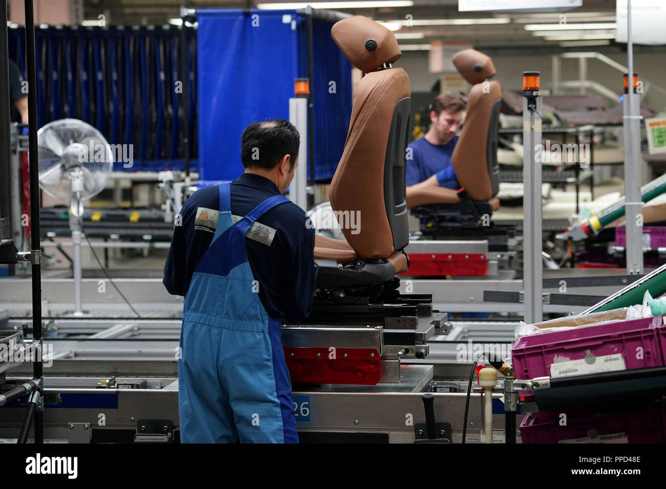 Bmw assembly line hi-res stock photography and images - Alamy