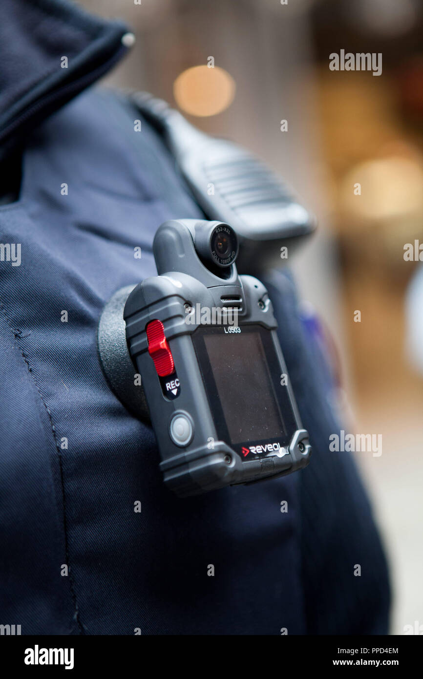 Members of the Federal Police at the presentation of mobile body ...