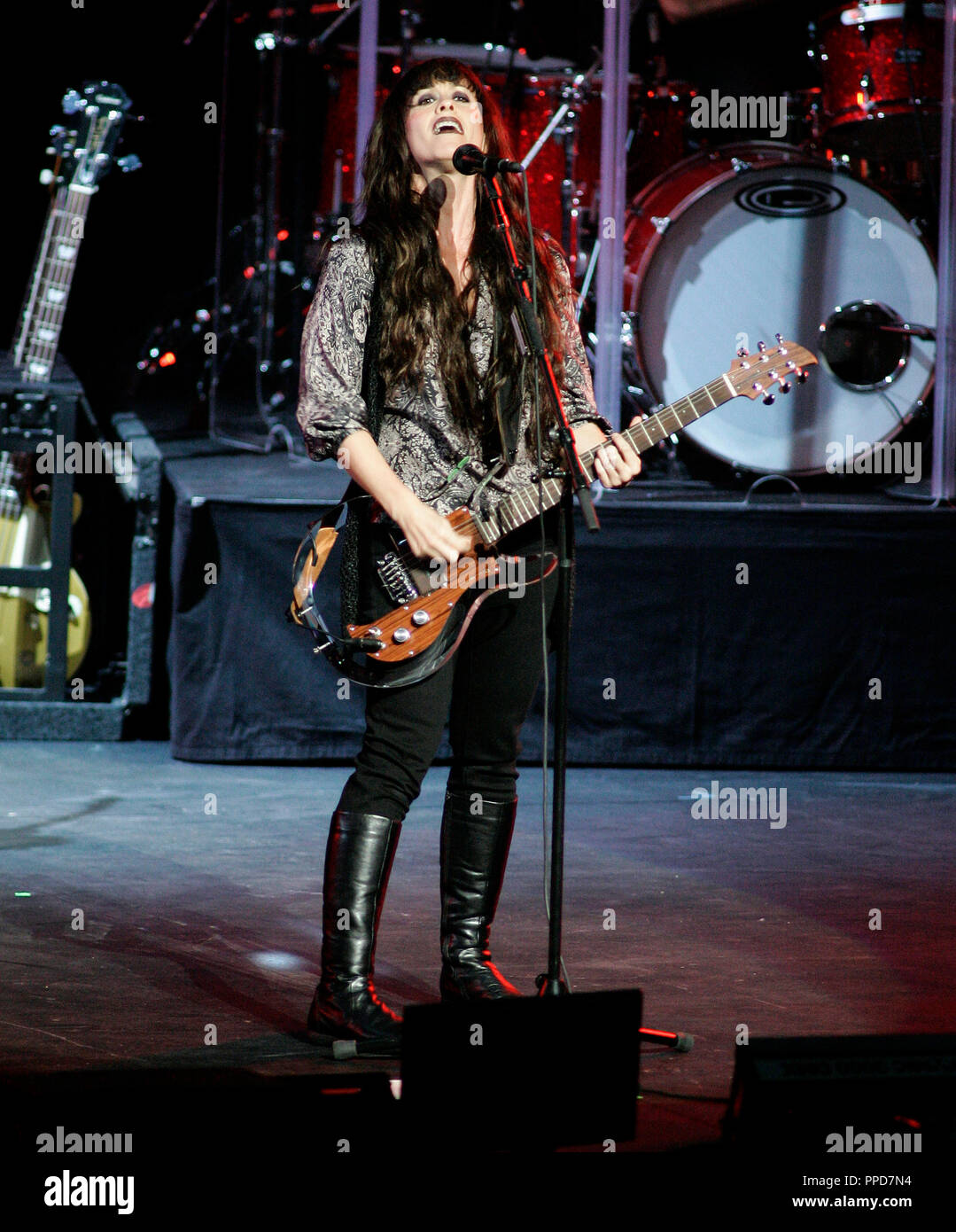 Alanis morissette singer hi-res stock photography and images - Alamy