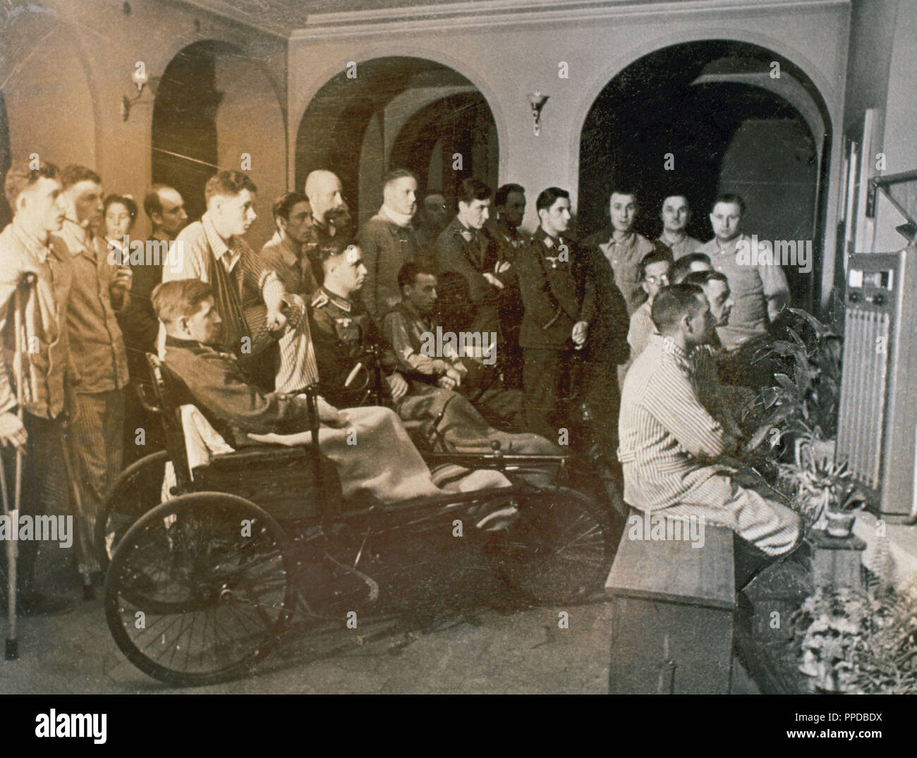 WORLD WAR II. TV for soldiers and wounded Stock Photo - Alamy