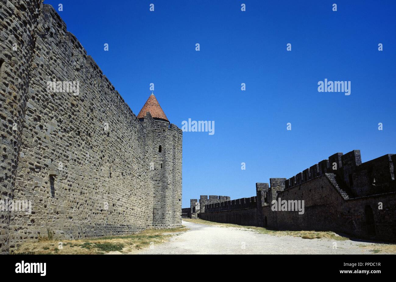 Double parapet hi-res stock photography and images - Alamy