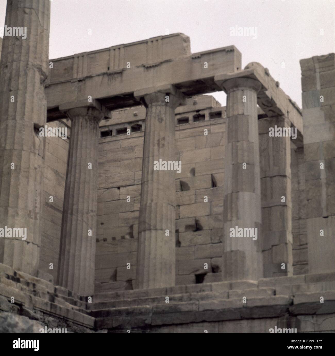 Columnas doricas partenon hi-res stock photography and images - Alamy