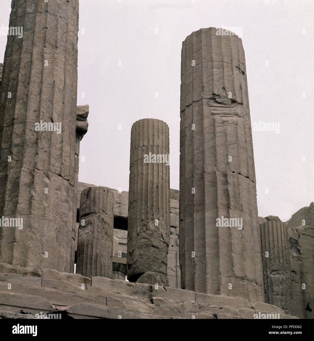 PROPILEOS DE PARTENON - DETALLE DE COLUMNAS ESTRIADAS - TEMPLO DORICO ...