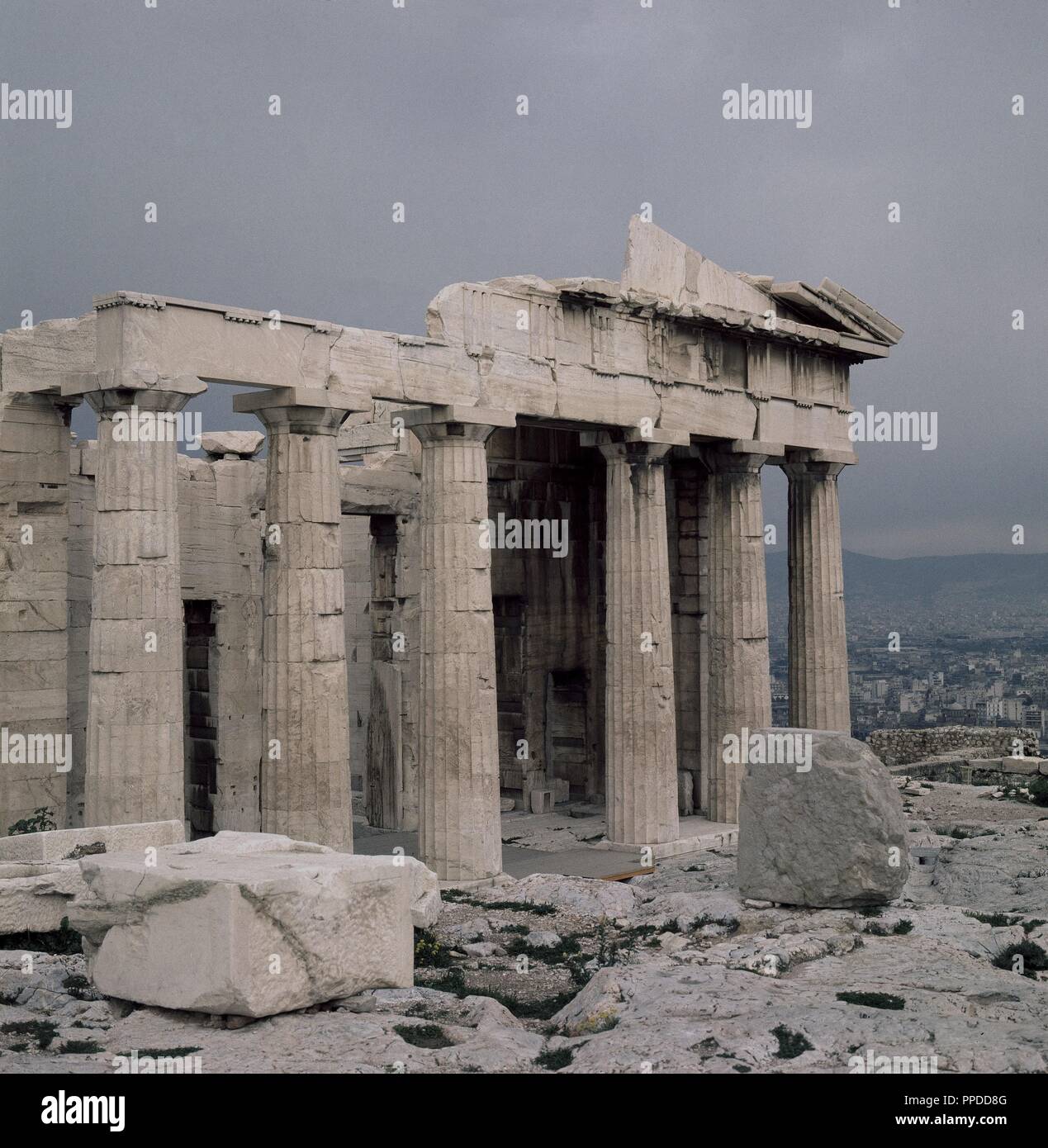 PROPILEOS DE LA ACROPOLIS DE ATENAS - EDIFICIO CONSTRUIDO ENTRE LOS ...