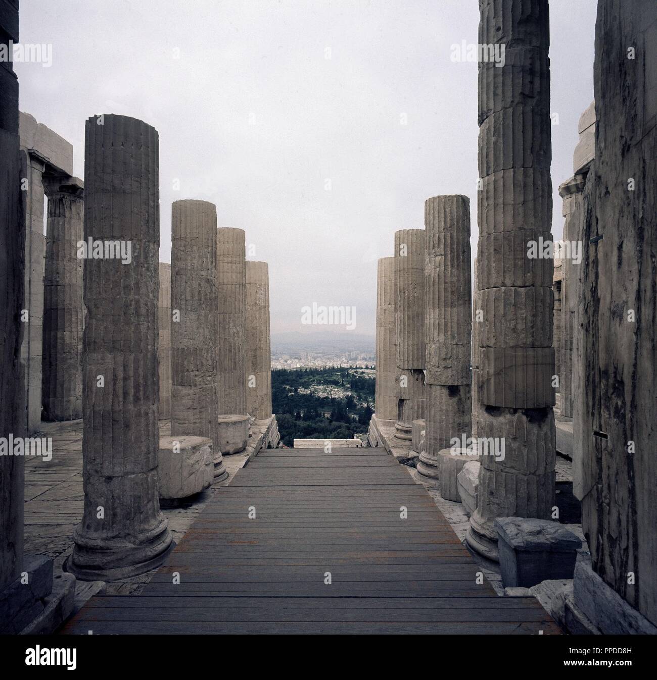 PROPILEOS DE PARTENON - DETALLE DE COLUMNAS ESTRIADAS - TEMPLO DORICO ...