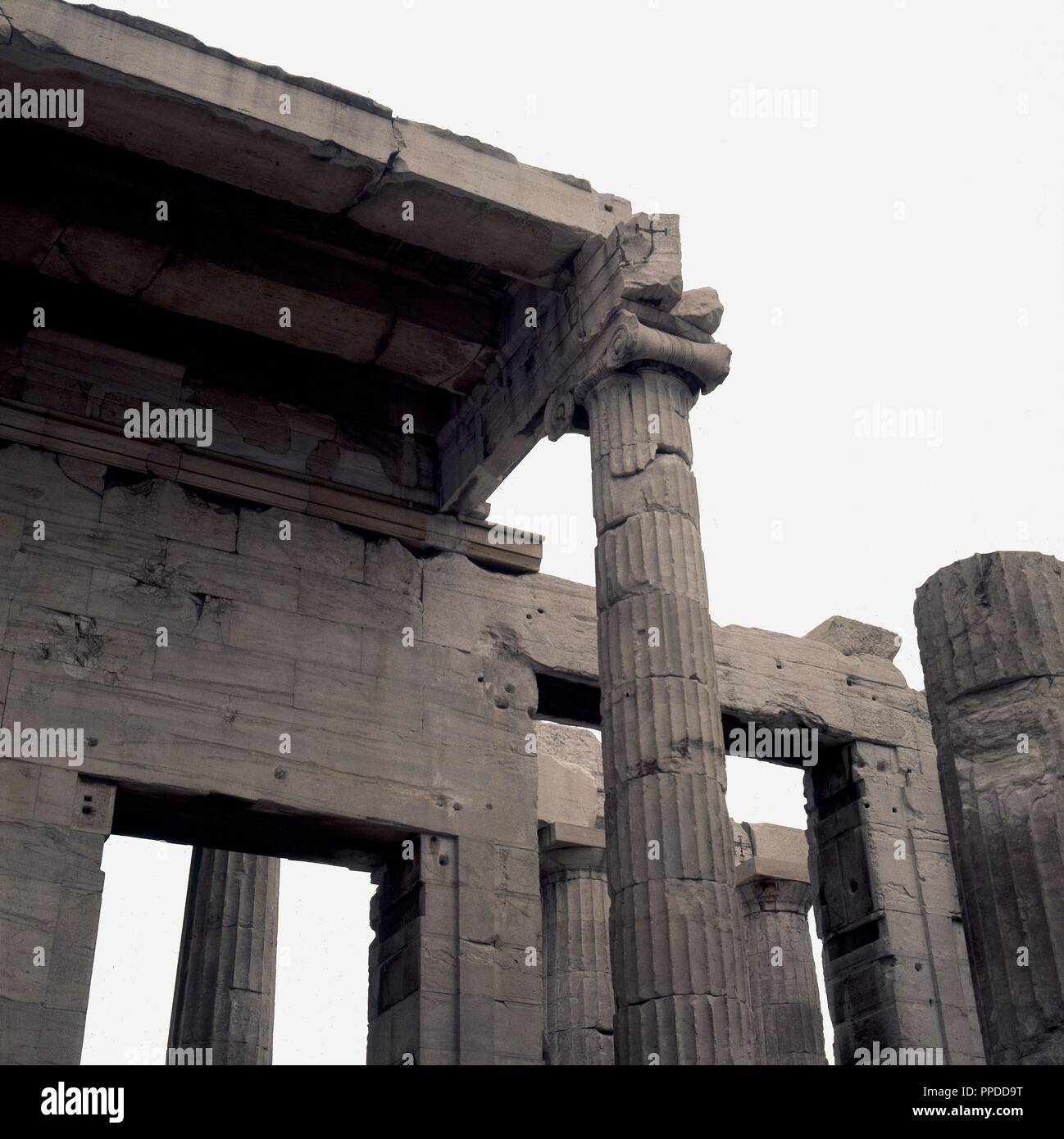 PROPILEOS DE PARTENON - DETALLE DE COLUMNAS JONICAS DEL INTERIOR ...