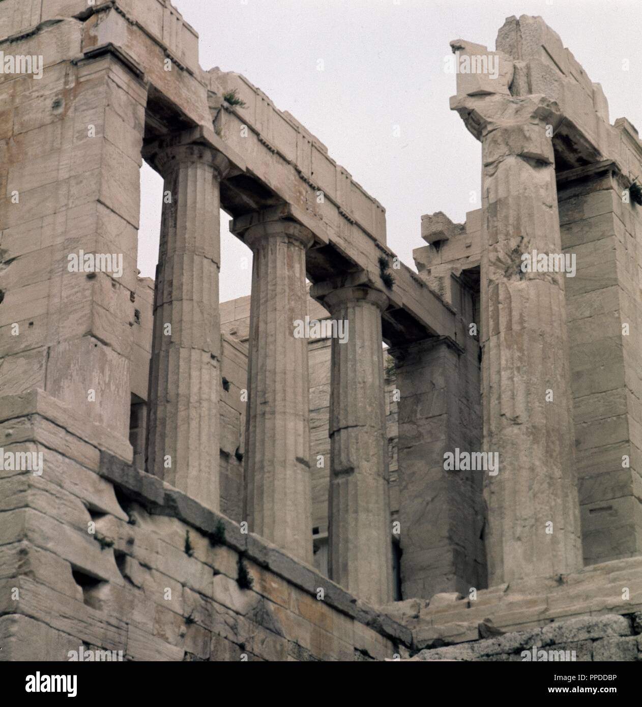 PROPILEOS DE PARTENON - DETALLE DE COLUMNAS DORICAS - TEMPLO DORICO ...