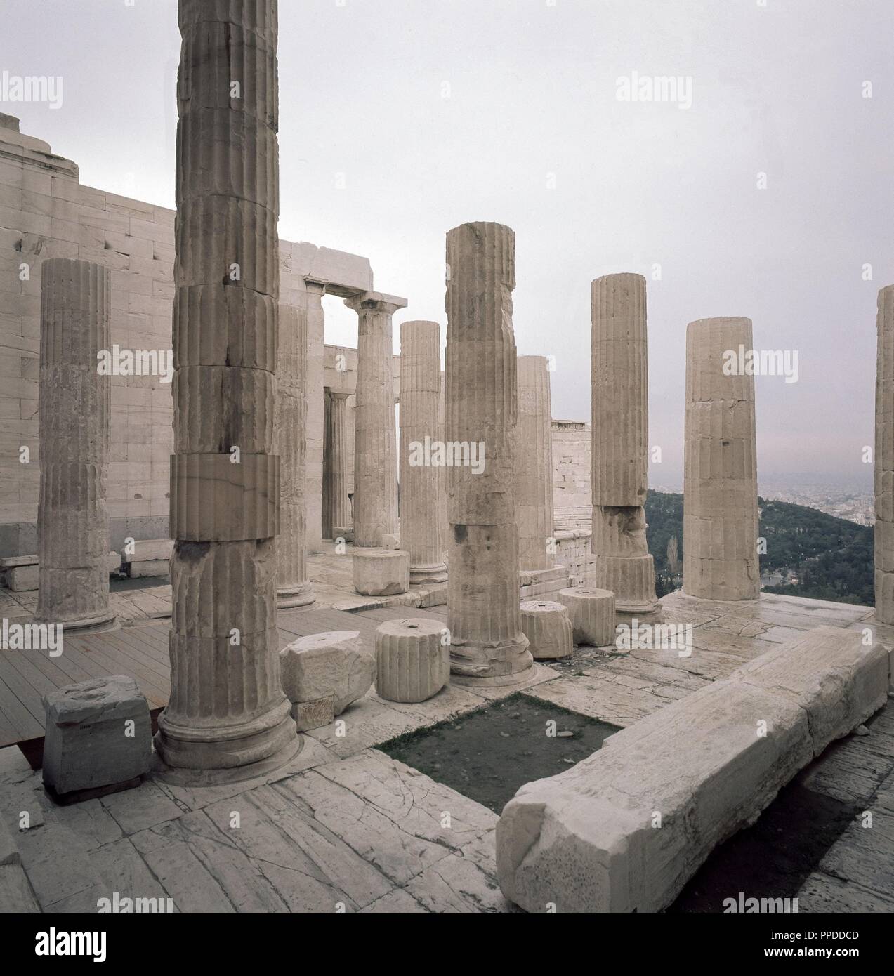 PROPILEOS DE PARTENON - DETALLE DE COLUMNAS ESTRIADAS - TEMPLO DORICO ...