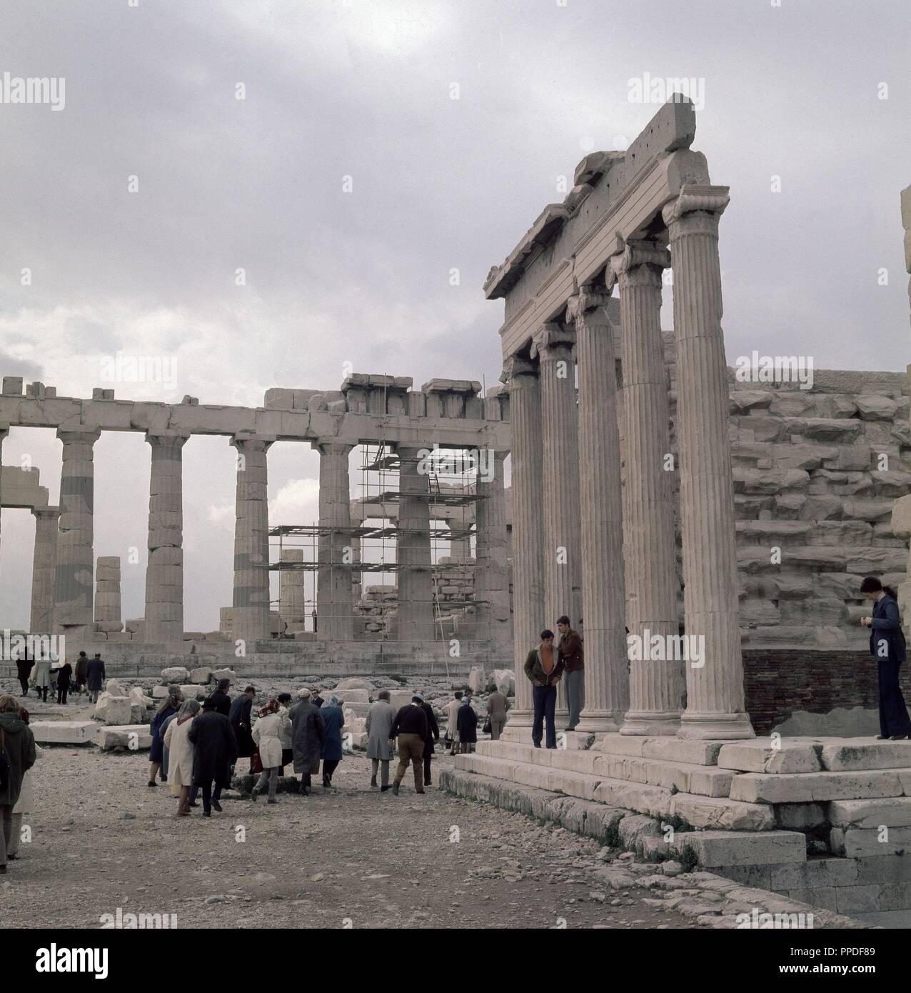 RUINAS DE LA ACROPOLIS DE ATENAS CON EL ERECTEION EN PRIMER TERMINO ...