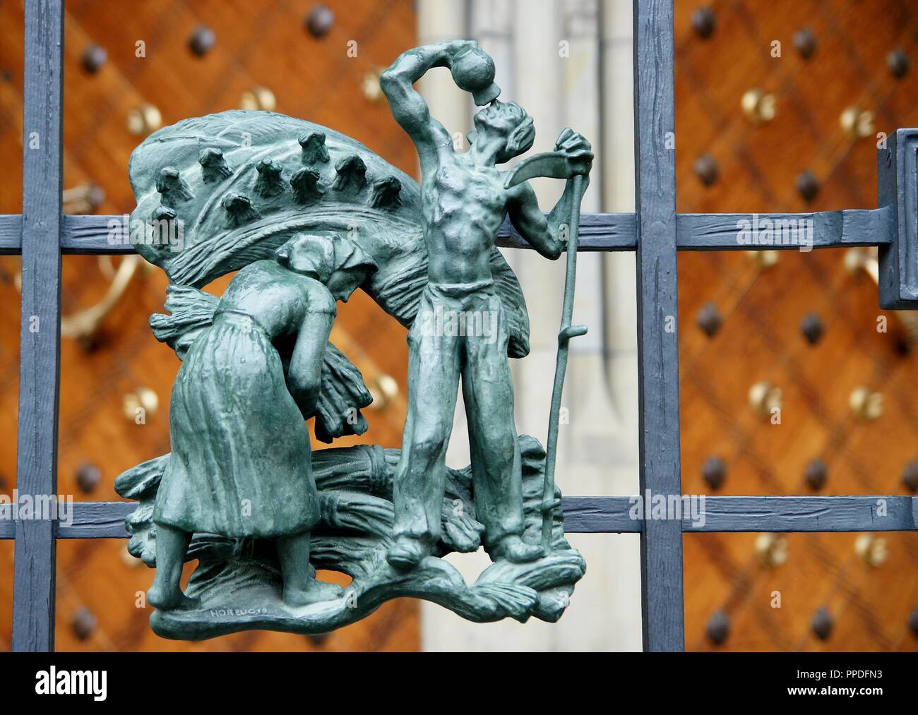 Medieval peasants harvesting grain hi-res stock photography and images ...