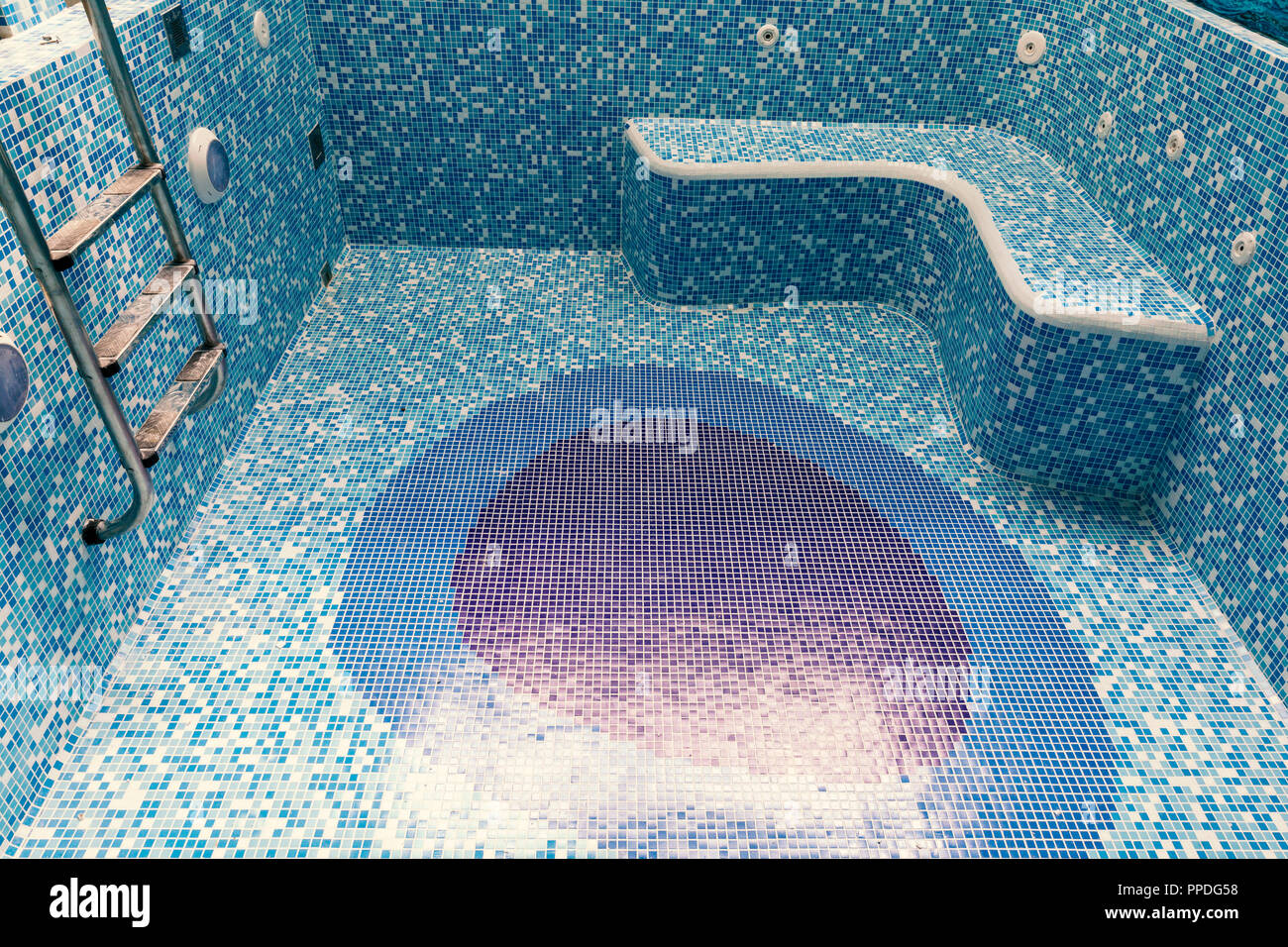 Empty swiming pool hi-res stock photography and images - Alamy