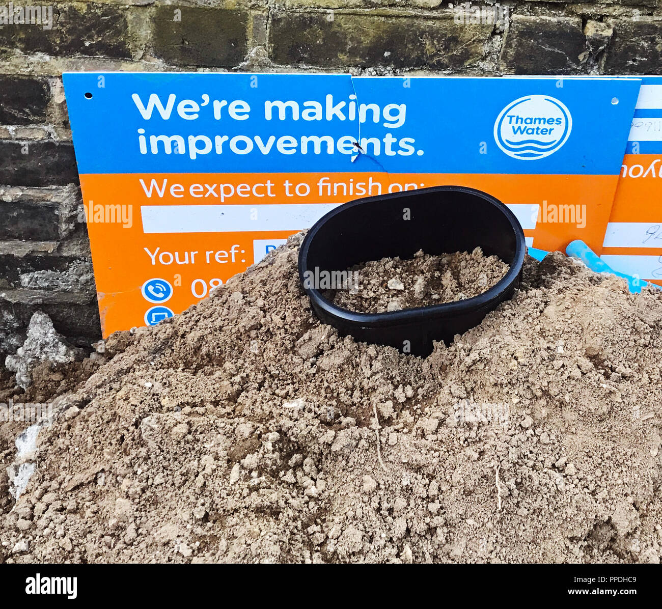 Thames Water streetworks in Kew, west London Stock Photo - Alamy